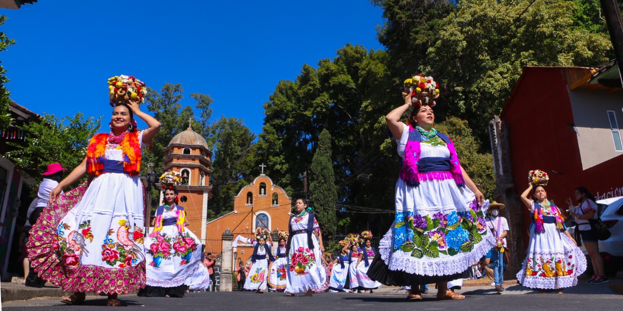 Ritual y Desfile de Aguadoras llena de tradición y color las calles de ... Ritual y Desfile de Aguadoras llena de tradición y color las calles de ...